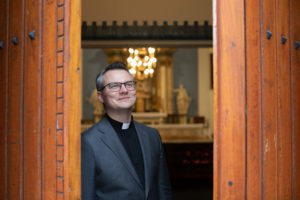 Priesterwijding Michael van den Bergh: ‘Ik hoor dáár thuis, bij het ...